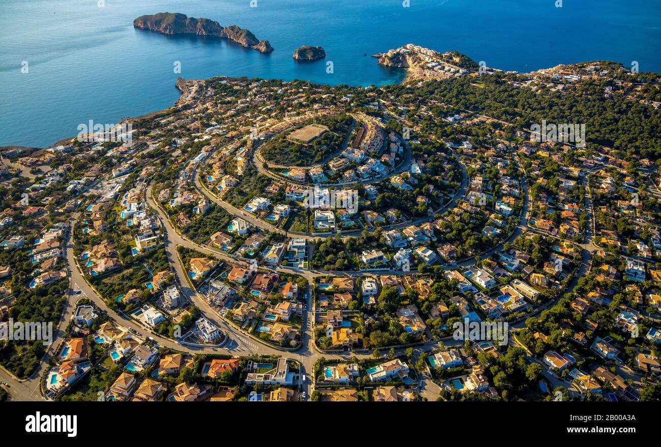 Vue aérienne, vue sur le village Santa Ponsa sur une colline, Santa ... Vue aérienne, vue sur le village Santa Ponsa sur une colline, Santa ...