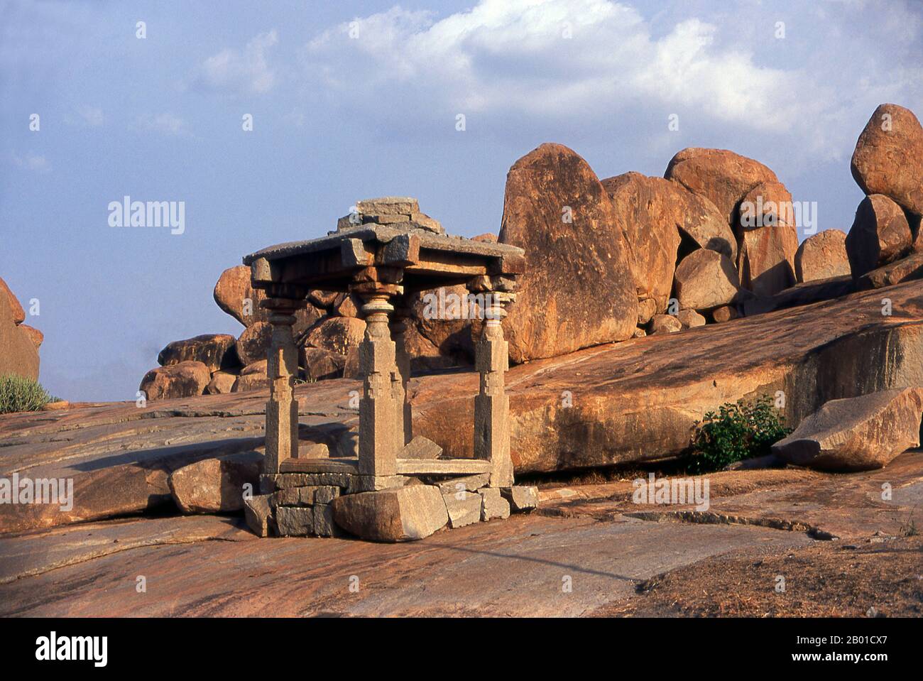 Inde : ruines du temple du début de Jain sur la colline d'Hemakuta ...