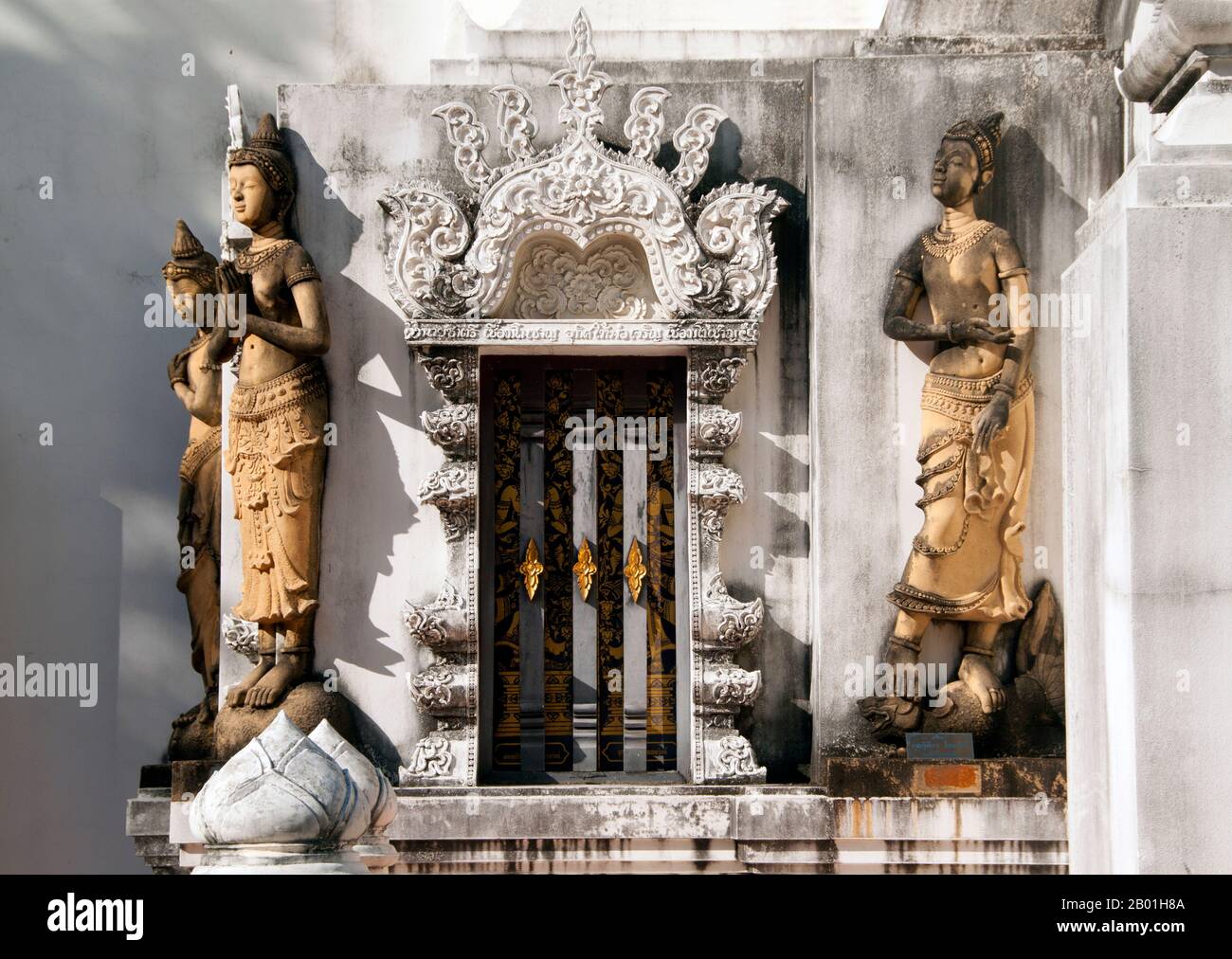 Thaïlande : Sculpture d'une thewada (anges), Wat Nantaram, Chiang Mai ...