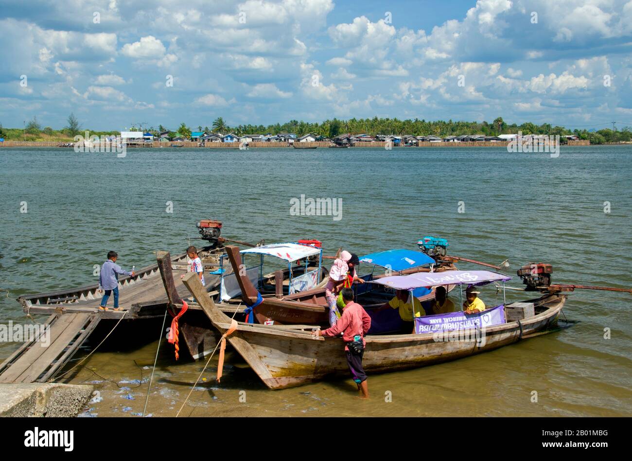Thaïlande : bateaux-taxis utilisés entre Ko Klang (arrière-plan) et la ...