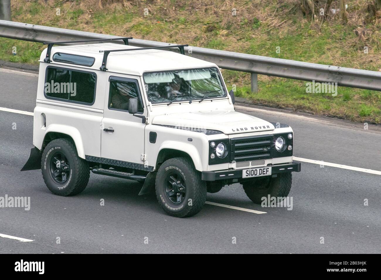Land rover defender swb Banque de photographies et d’images à haute ...