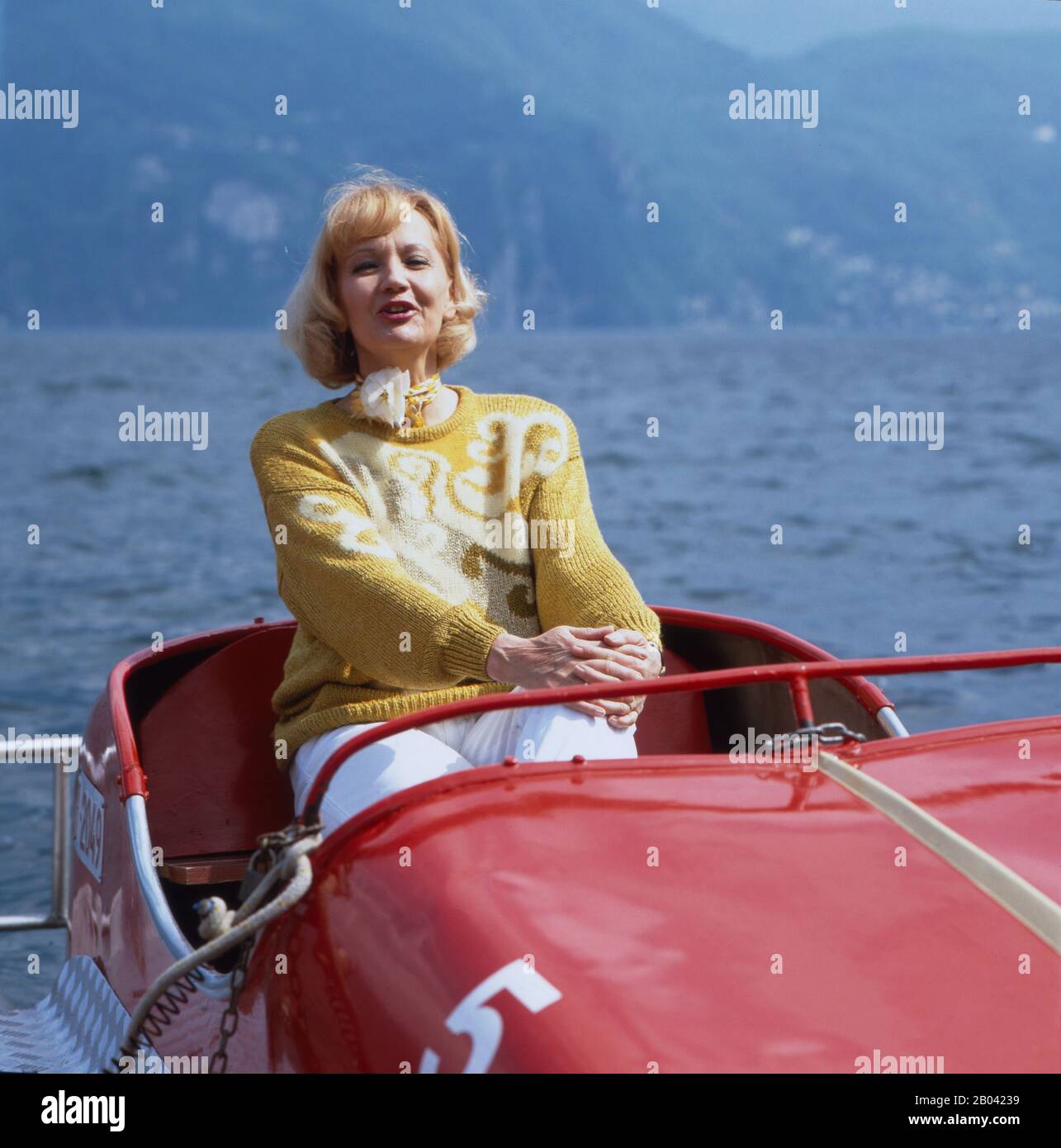 Schauspielerin Liselotte Pulver posiert in einem Tretboot auf dem Comer ...