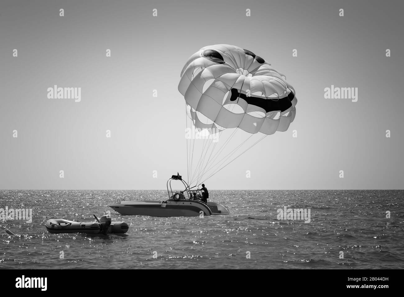 Parasailing boat Banque d'images noir et blanc - Alamy