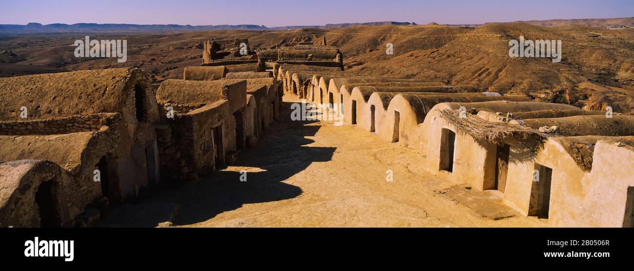 Vue panoramique sur un village, Ksar Jouamaa, Tataouine, Tunisie Photo ...