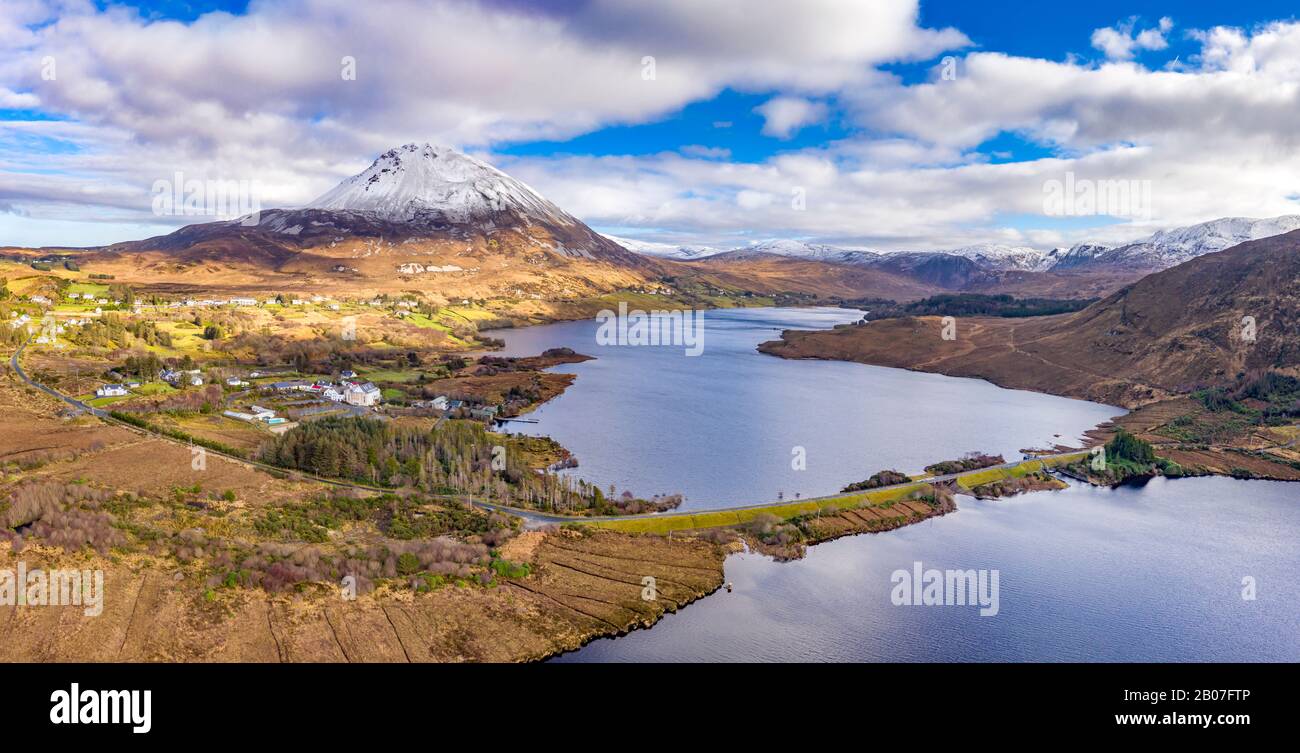 Le pont entre Money Beg et Glenthornan entre Dunlewey Lough et Lough ...