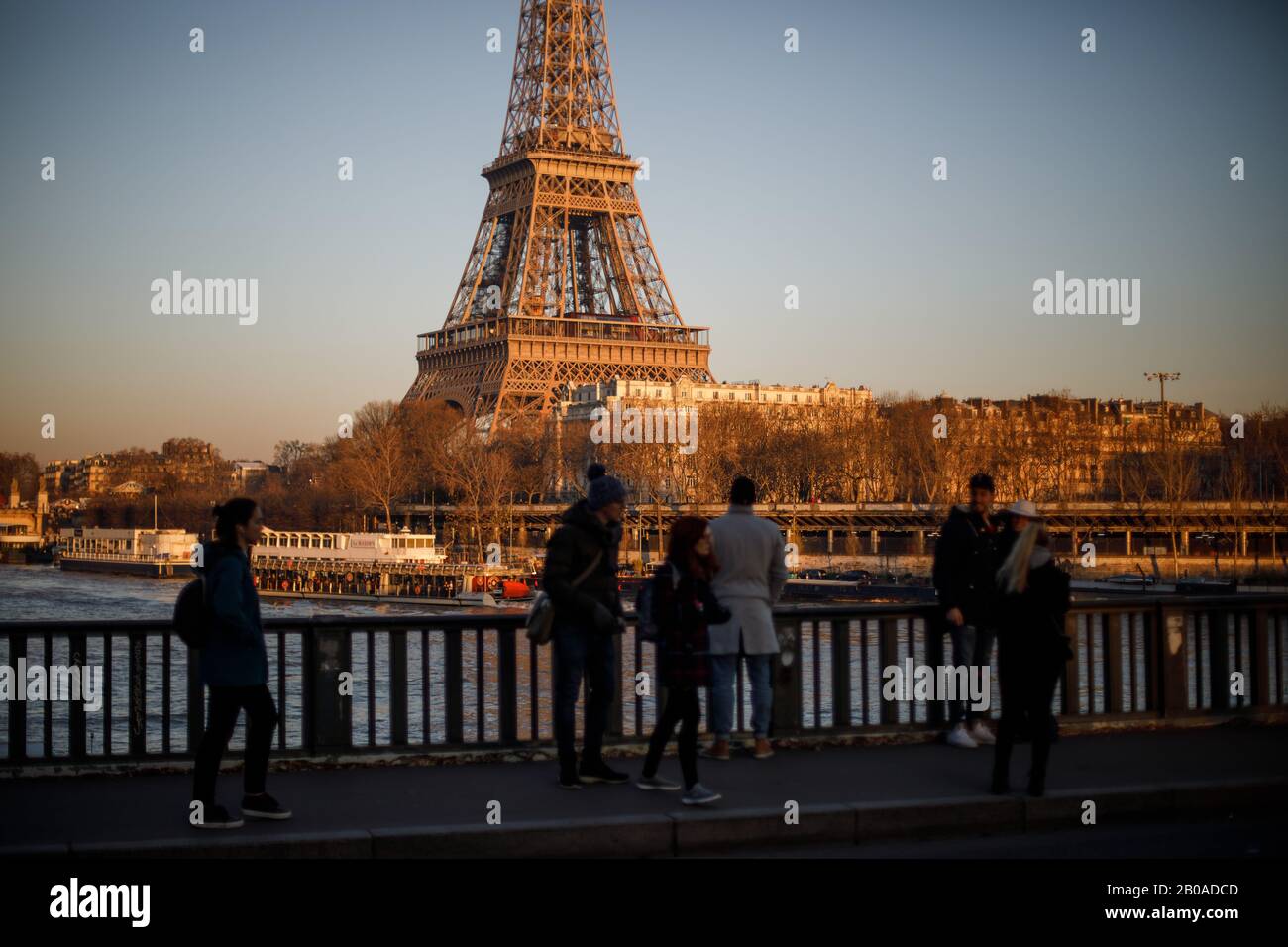 Tour eiffel vu du pont de bir hakeim Banque de photographies et d’images à haute résolution - Alamy