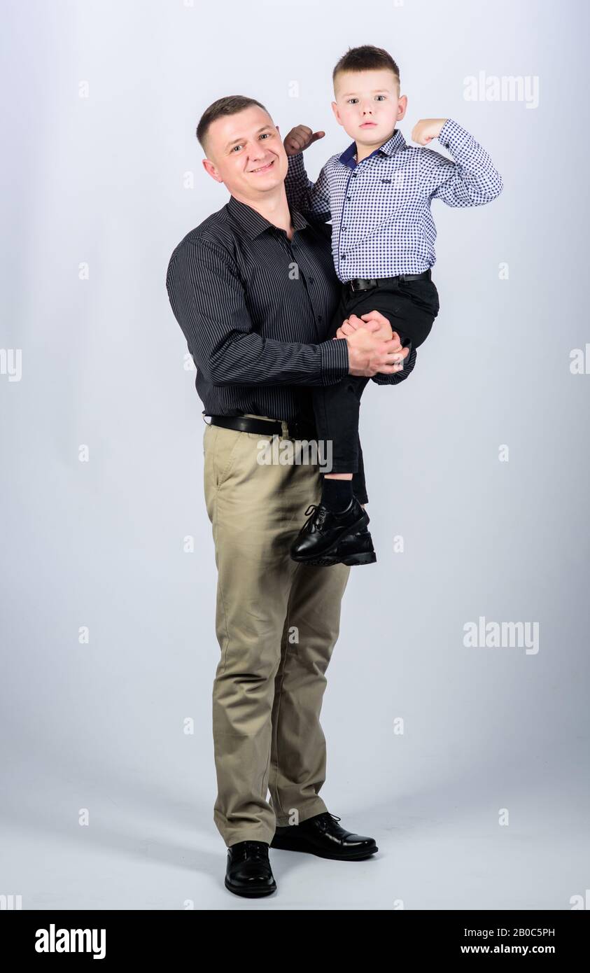 Papa et adorable enfant. Concept de parent. Fête des pères. Père ...