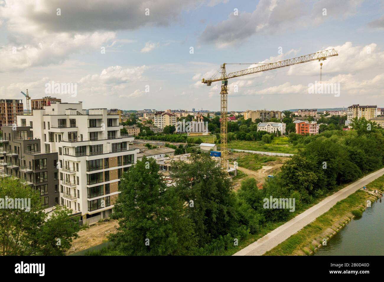 Vue aérienne d'une grue de levage de tour et cadre en béton d'un ...