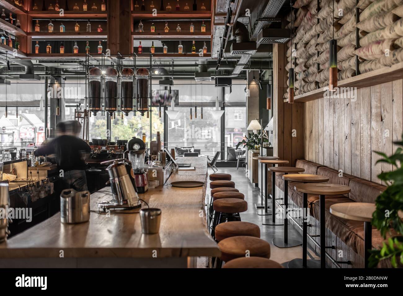 Élégante maison à café dans un style loft avec des murs en bois ...