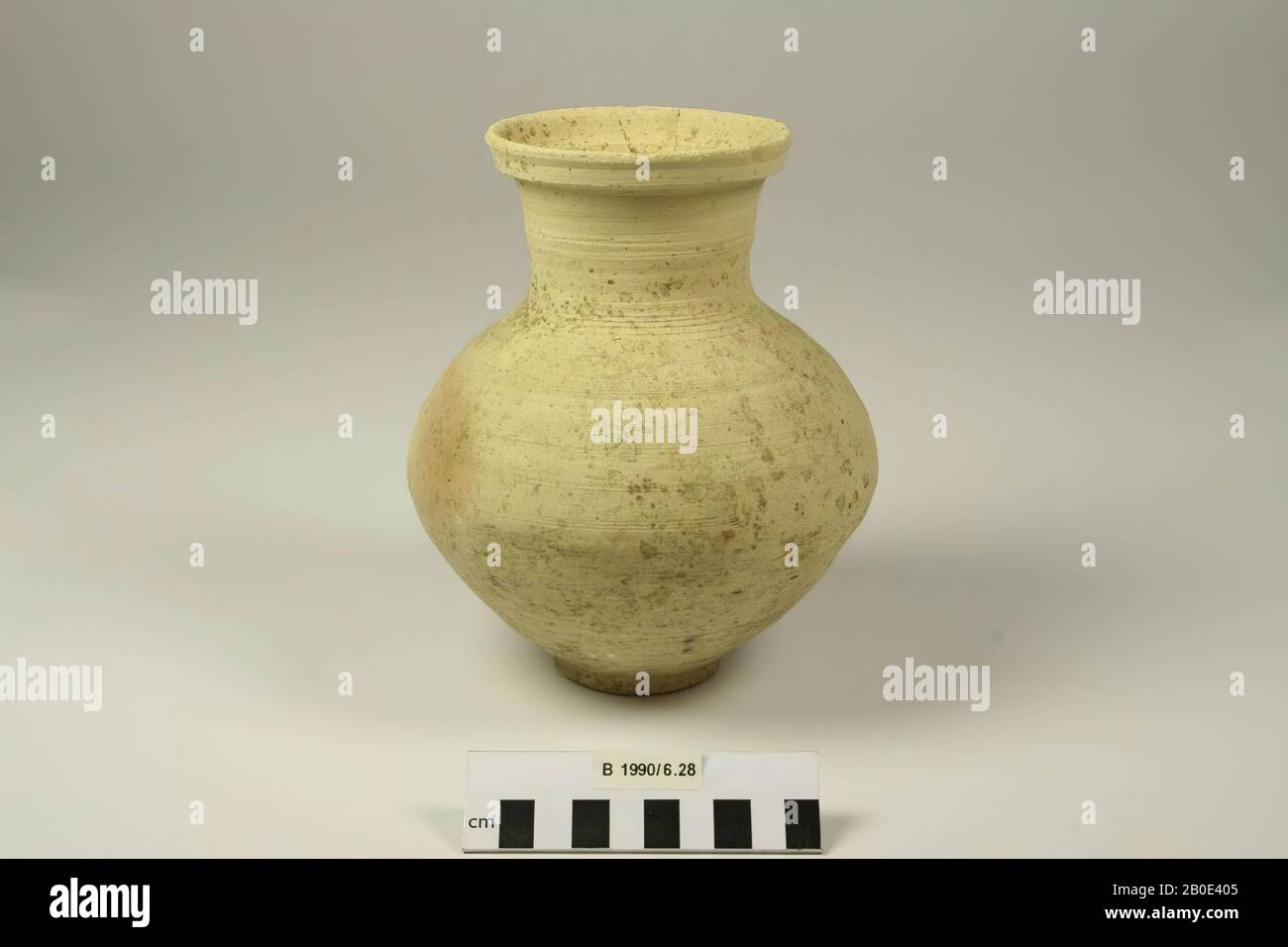 Un pichet en faïence avec fond concave, ventre convexe, col montant ...