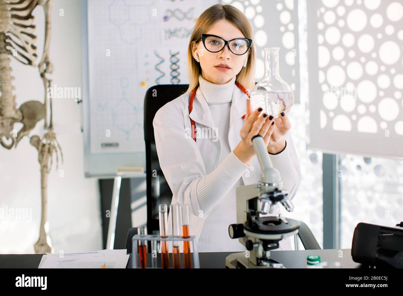 Une belle chercheuse médicale ou scientifique féminine portant un ...