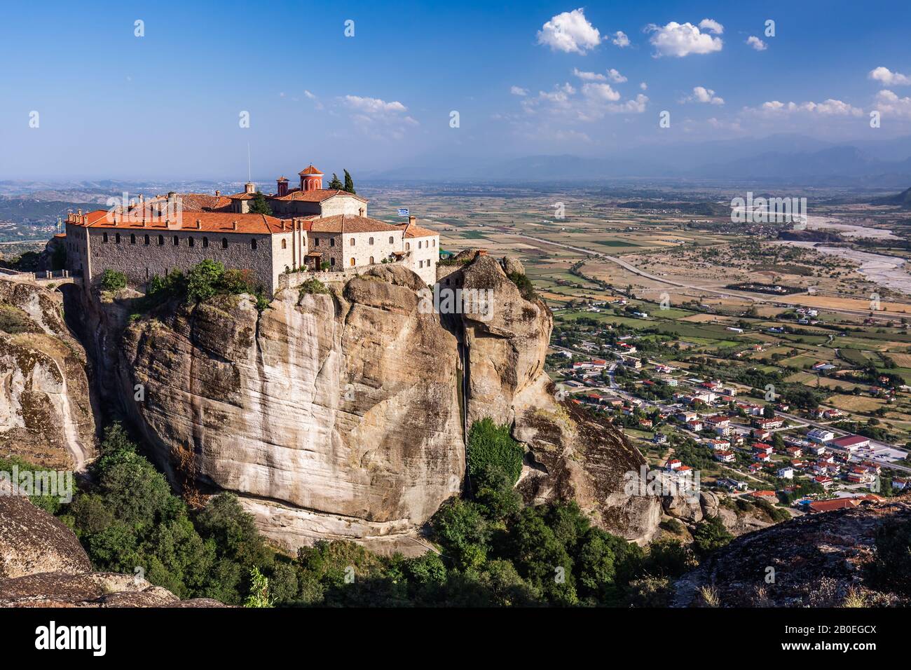 Les Météores Grèce monastère. Superbe paysage panoramique d'été. Au vue ...