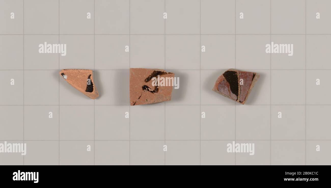 Fragments en terre cuite de kyaime : gobelets à bande ou à lèvre ...