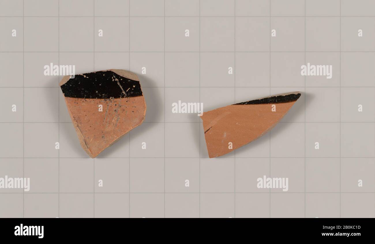 Fragments en terre cuite de kyaime : gobelets à bande ou à lèvre ...