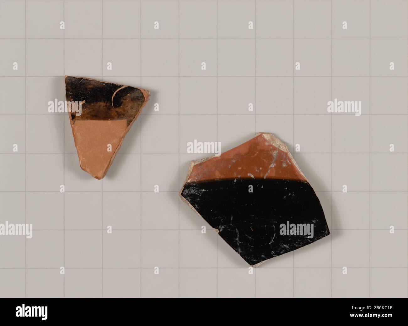 Fragments en terre cuite de kyaime : gobelets à bande ou à lèvre ...