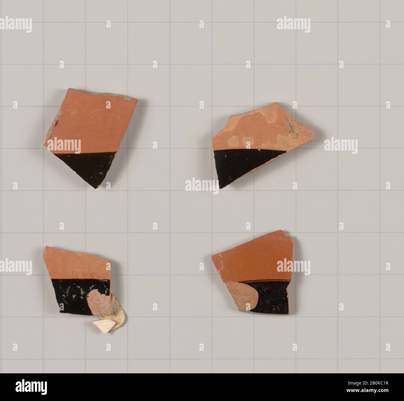 Fragments en terre cuite de kyaime : gobelets à bande ou à lèvre ...