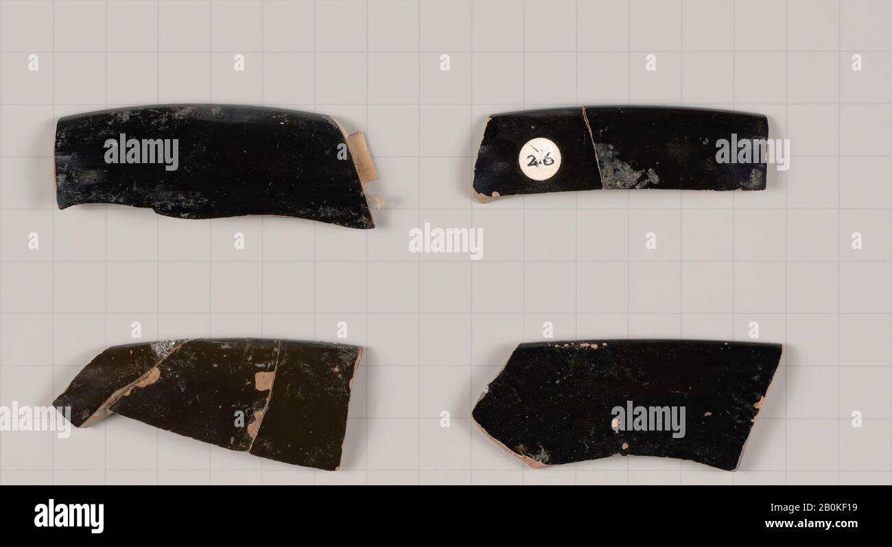 Fragments de jante en terre cuite de kyaime (tasses à boire), grec ...