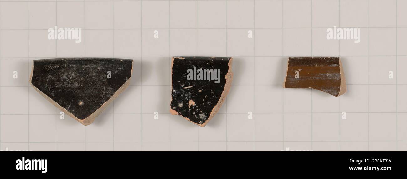 Fragments de jante en terre cuite de kyaime (tasses à boire), grec ...