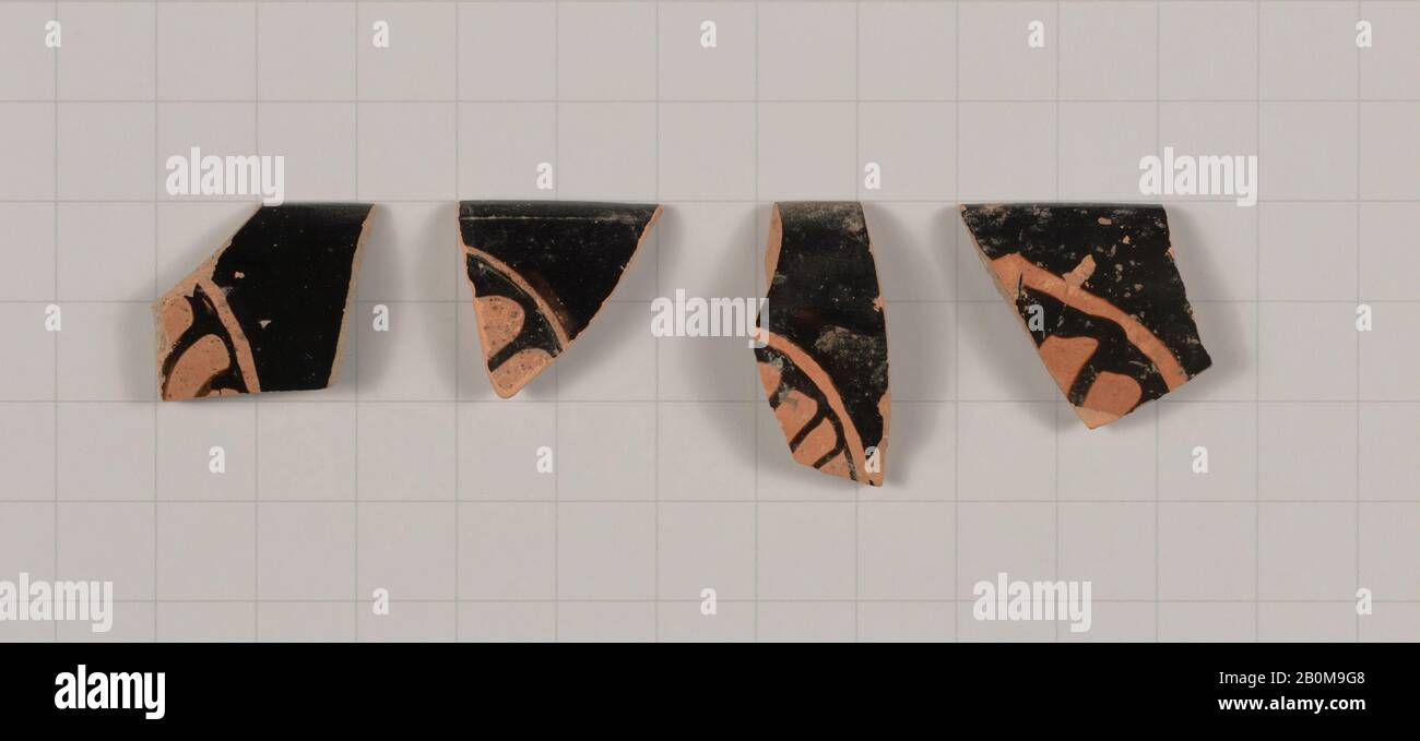 Fragments de jante en terre cuite de kyaime (tasses à boire), grec ...