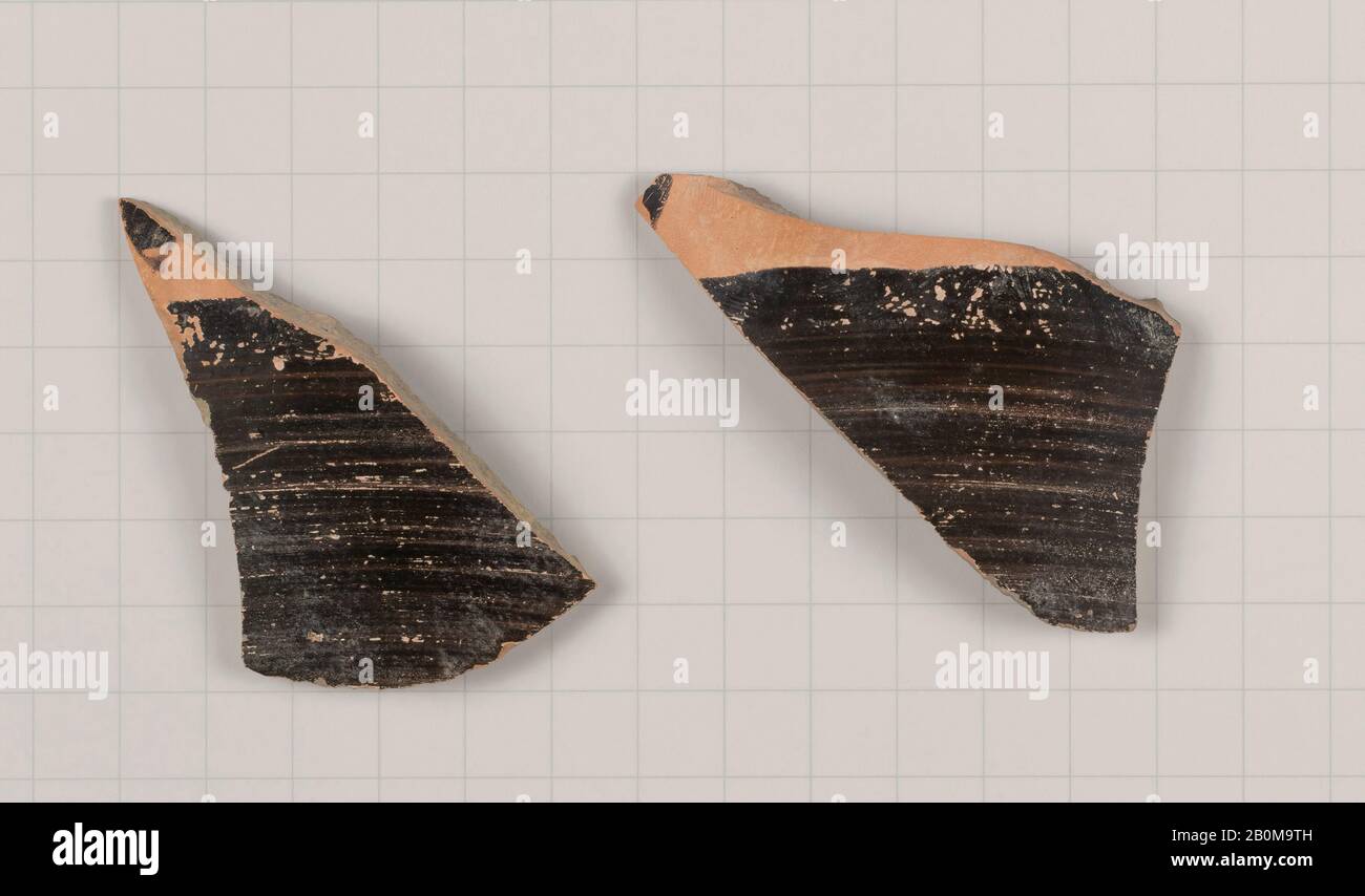 Morceaux de terre cuite d'une forme ouverte, étrusques, archaïques ...