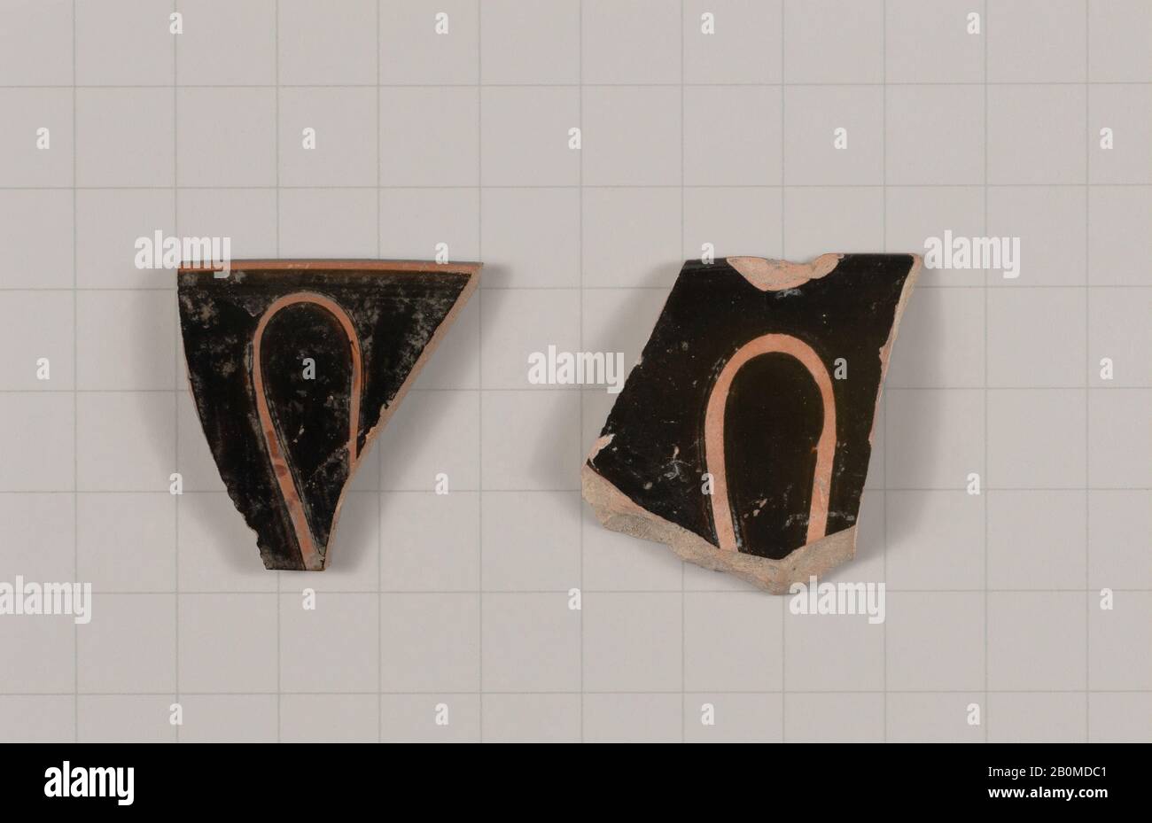 Fragments de jante en terre cuite de kyaime (tasses à boire), grec ...