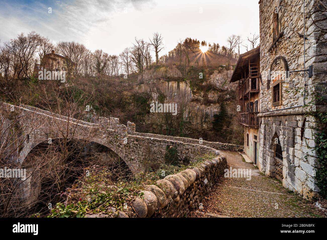 Pont Attone et ancienne maison de douane de Clanezzo, paysage ...