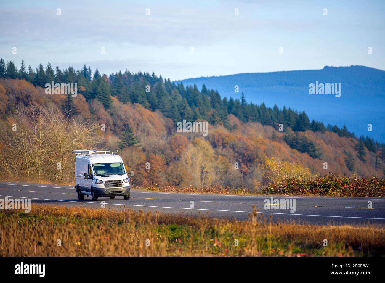 Mini-fourgonnette compacte et commerciale avec échelle sur le toit sur ...