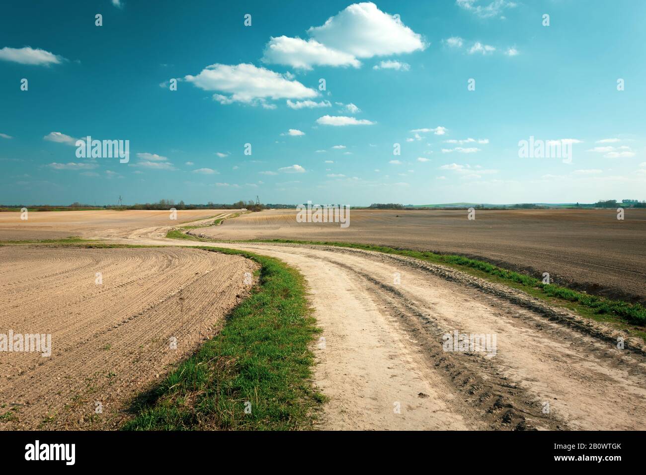 Chemin de terre sinueux entre Banque de photographies et d’images à ...