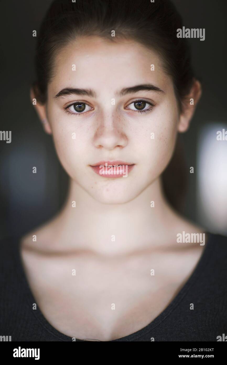 16 year old girl face Banque de photographies et d’images à haute ...
