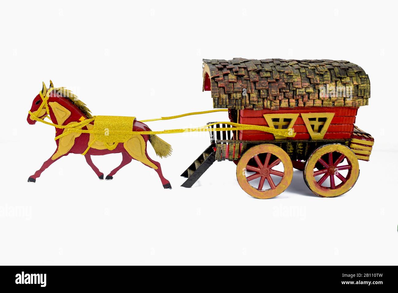 Artisanat montrant un cheval fait de carton tirant un chariot fait du ...