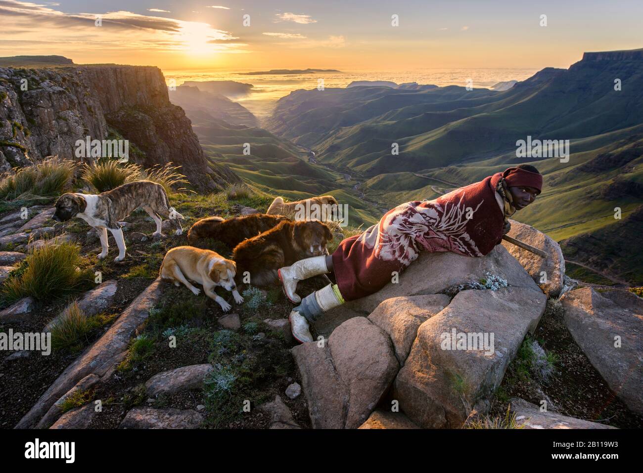 Berger basotho avec vue sur le col de sani Banque de photographies et d ...