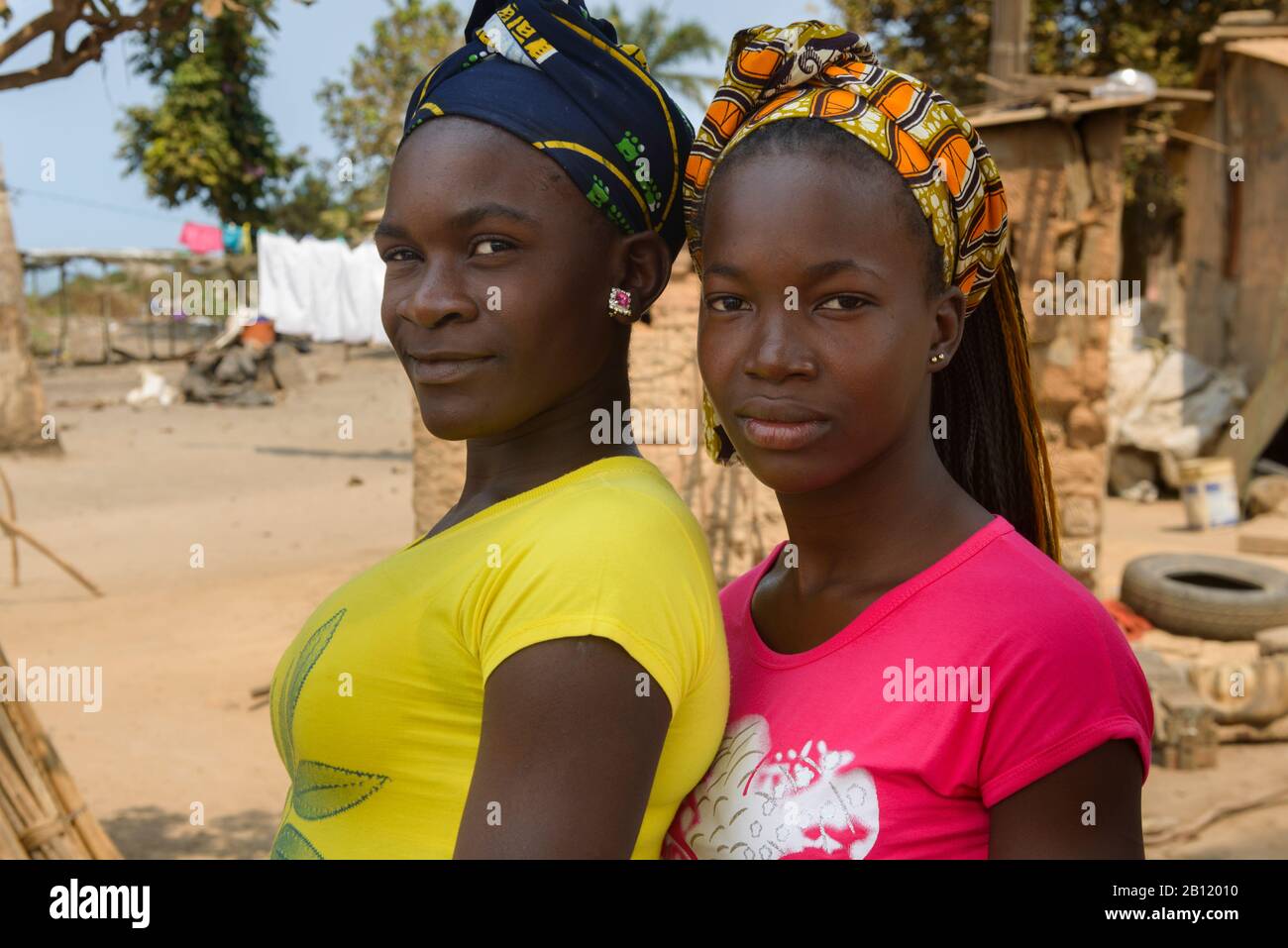 Les femmes angolaises dans un village de la province du Zaïre, en Angola, en Afrique Photo Stock ...