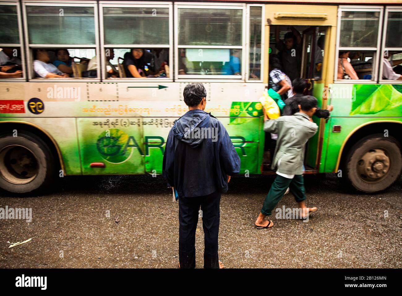 Homme qui attend le bus Banque de photographies et d’images à haute ...