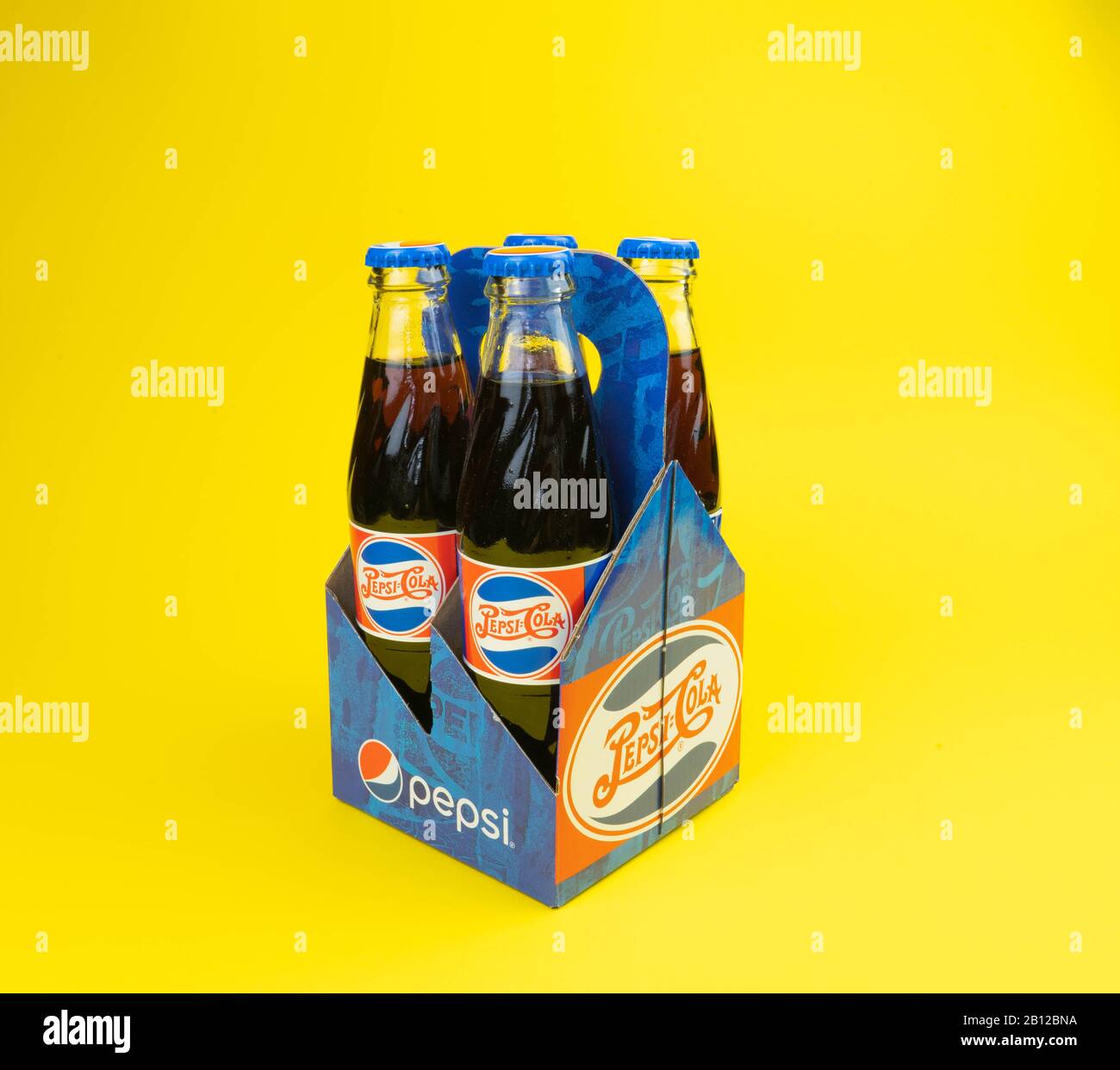 emballage en carton pepsi cola dans l'ancien style sur un fond jaune en ...