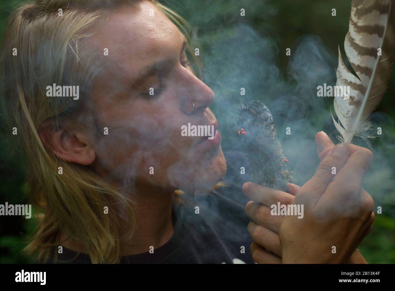 Fumer jeune homme Banque de photographies et d’images à haute ...