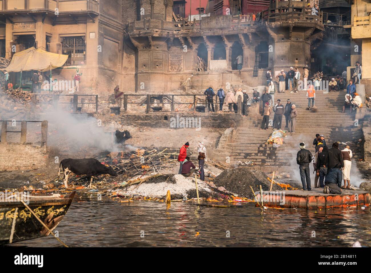 Funérailles traditionnelles sur les rives du Gange, Varanasi, Inde ...