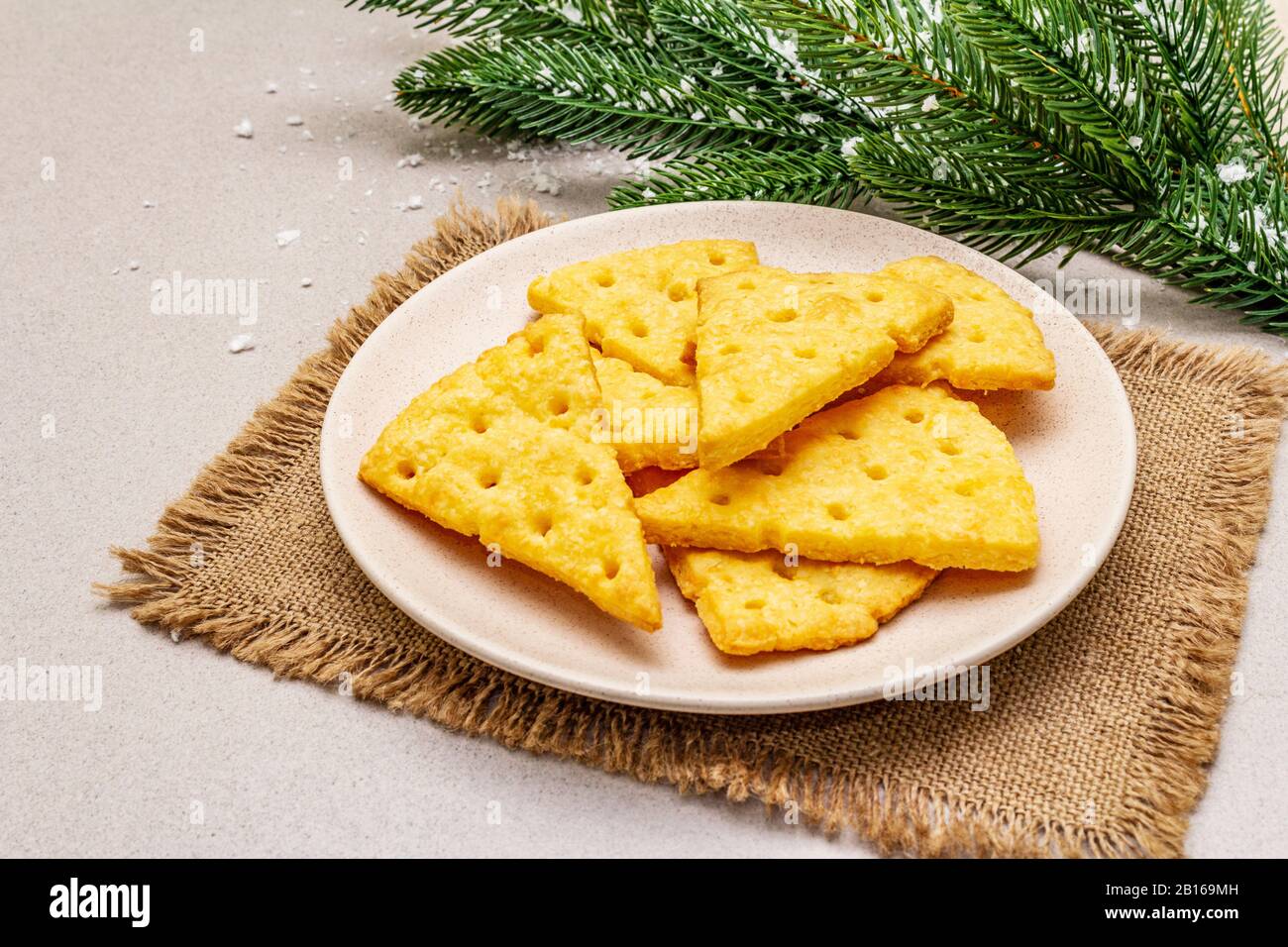 Biscuits au fromage de fête, concept de collation du nouvel an ...