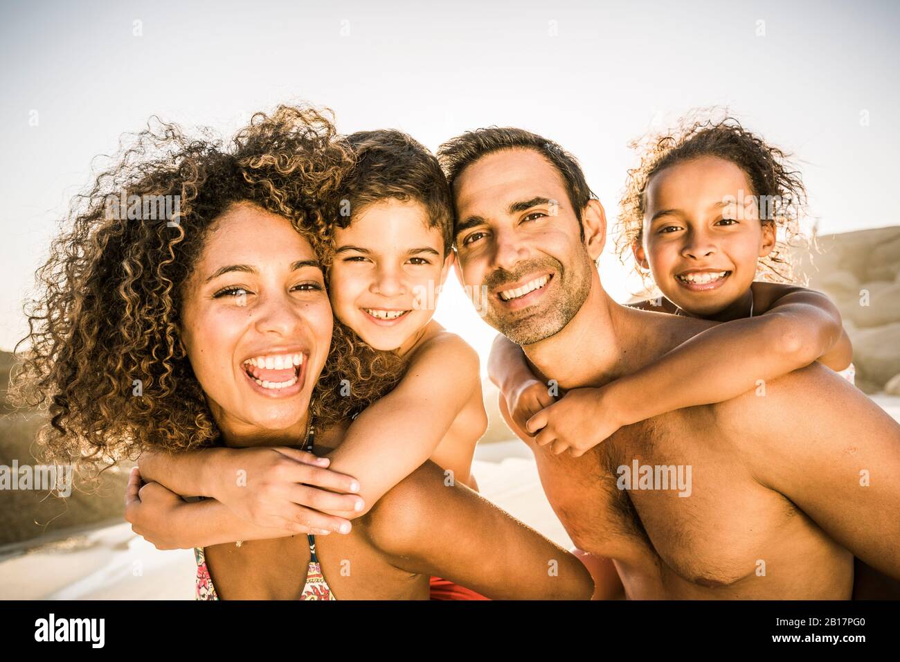 Une famille heureuse Banque de photographies et d’images à haute ...