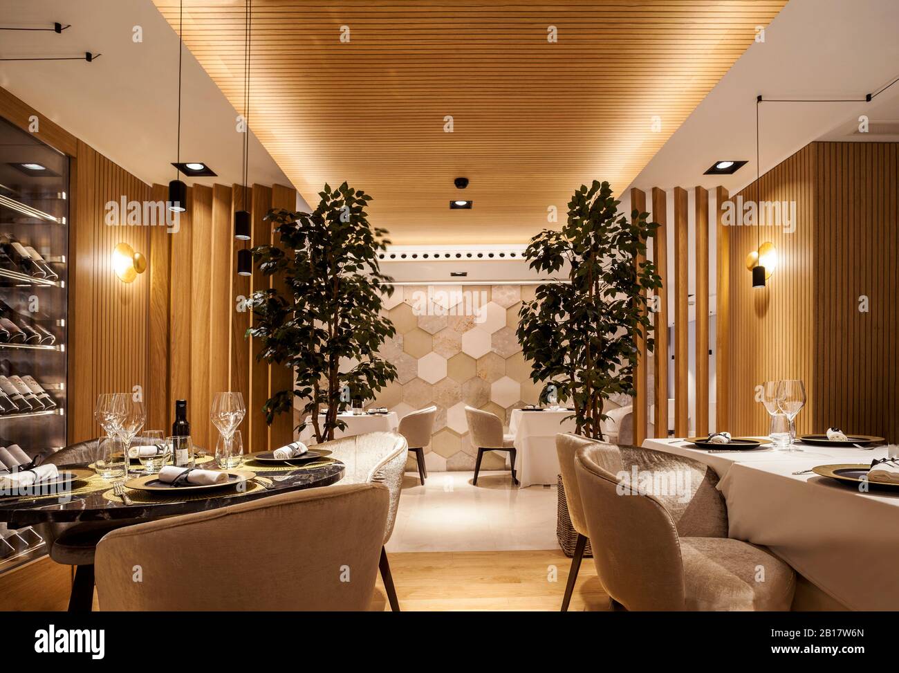 Intérieur d'un restaurant chic Photo Stock - Alamy