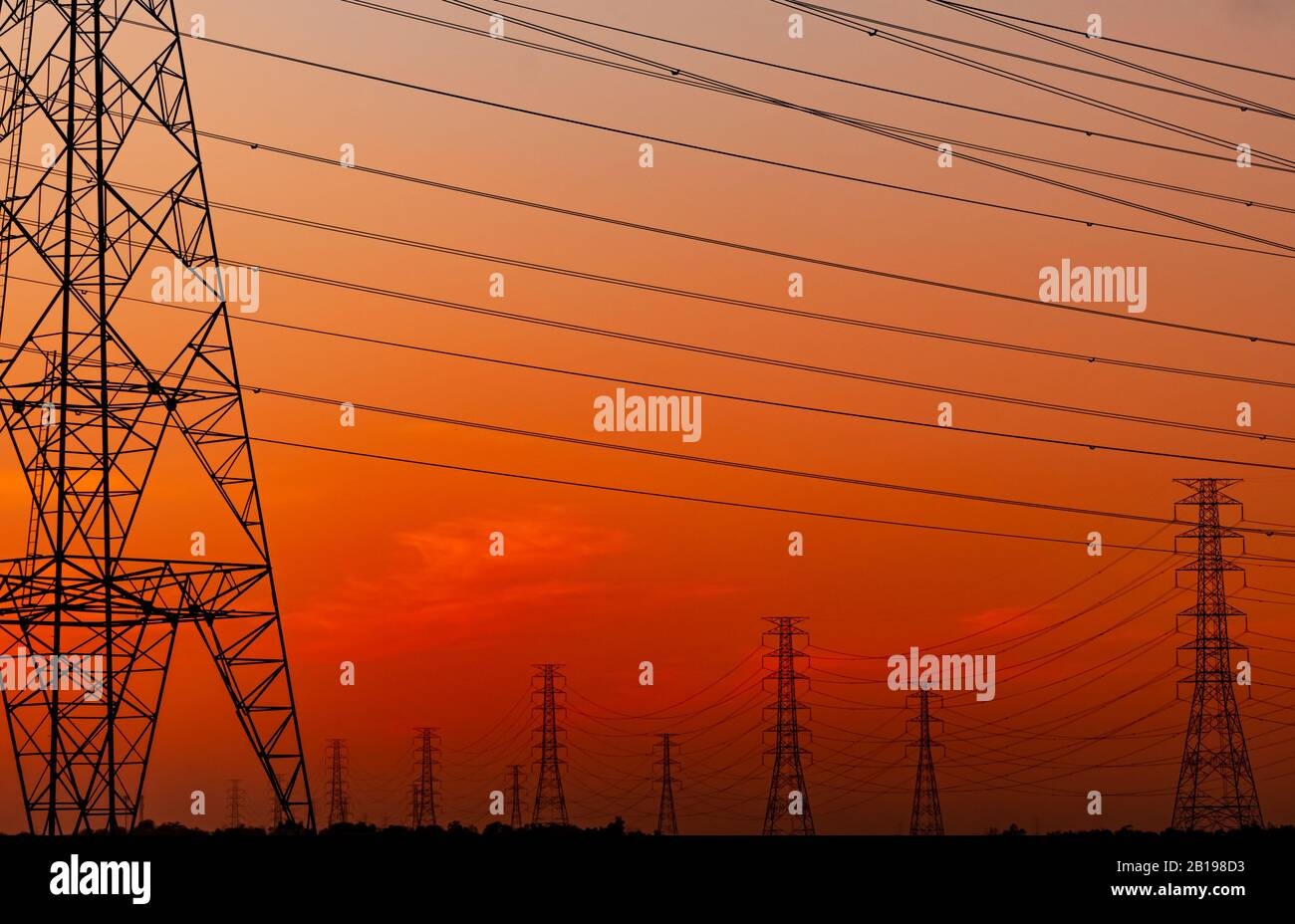 Pylône électrique haute tension Silhouette et le fil électrique avec un ...