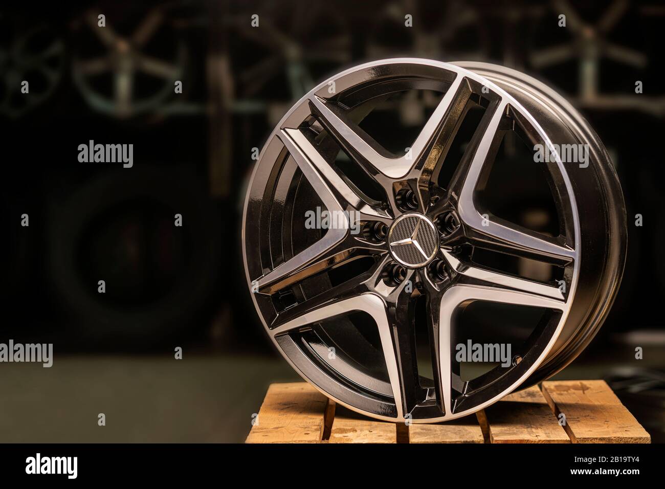Krasnoyarsk, Russie, 20 février 2020: Jantes alliage noir original ...