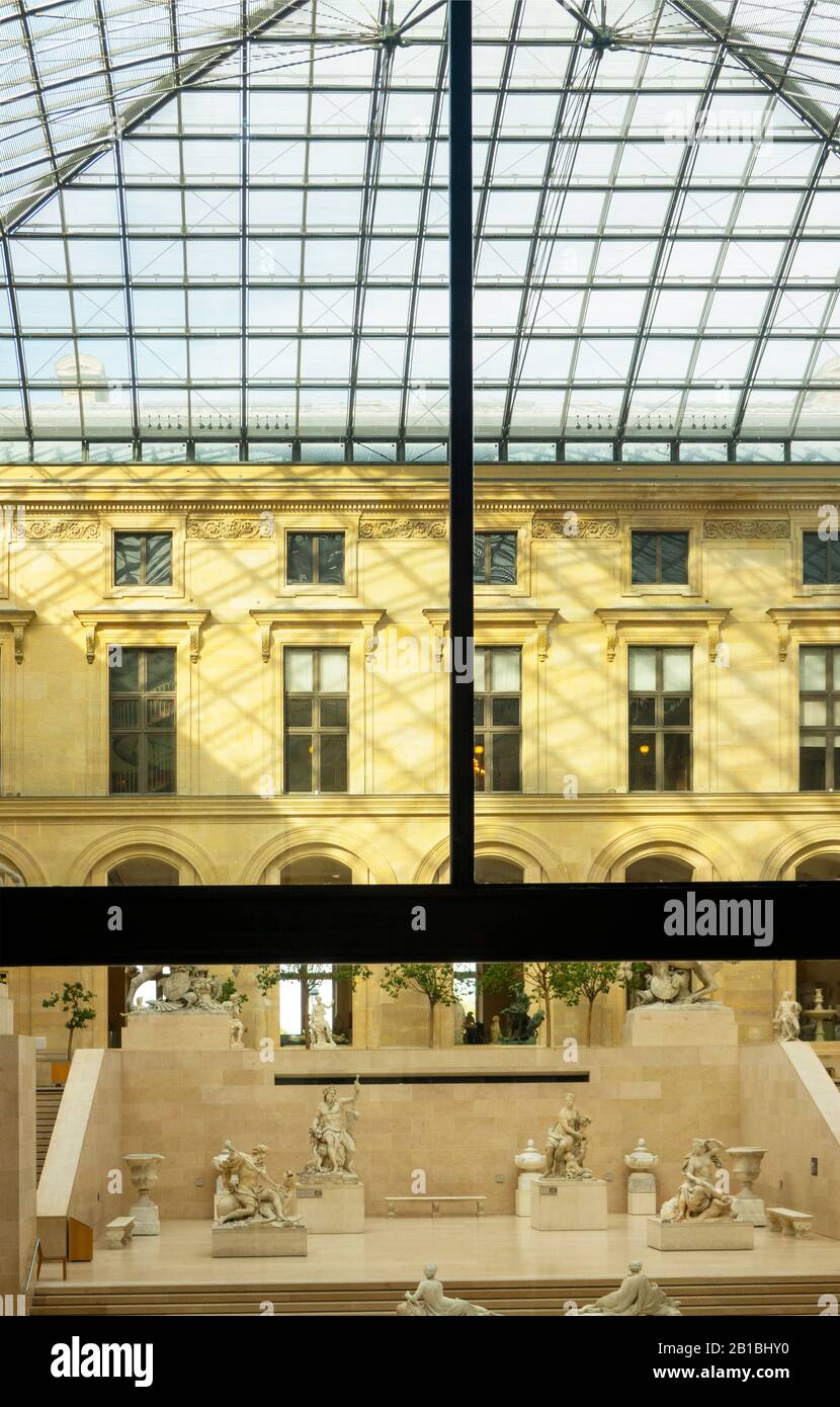 Louvre museum courtyard sculptures Banque de photographies et d’images ...