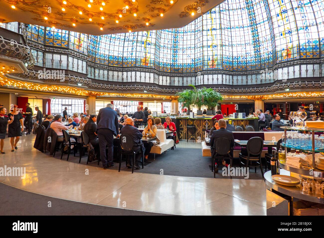 Printemps paris restaurant Banque de photographies et d’images à haute ...