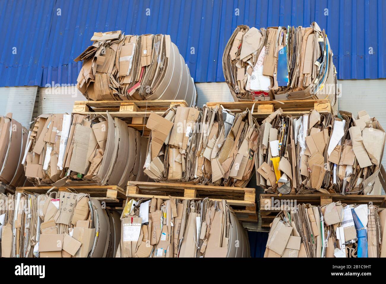 Carton comprimé et emballage en papier usagé collectés dans des piles ...