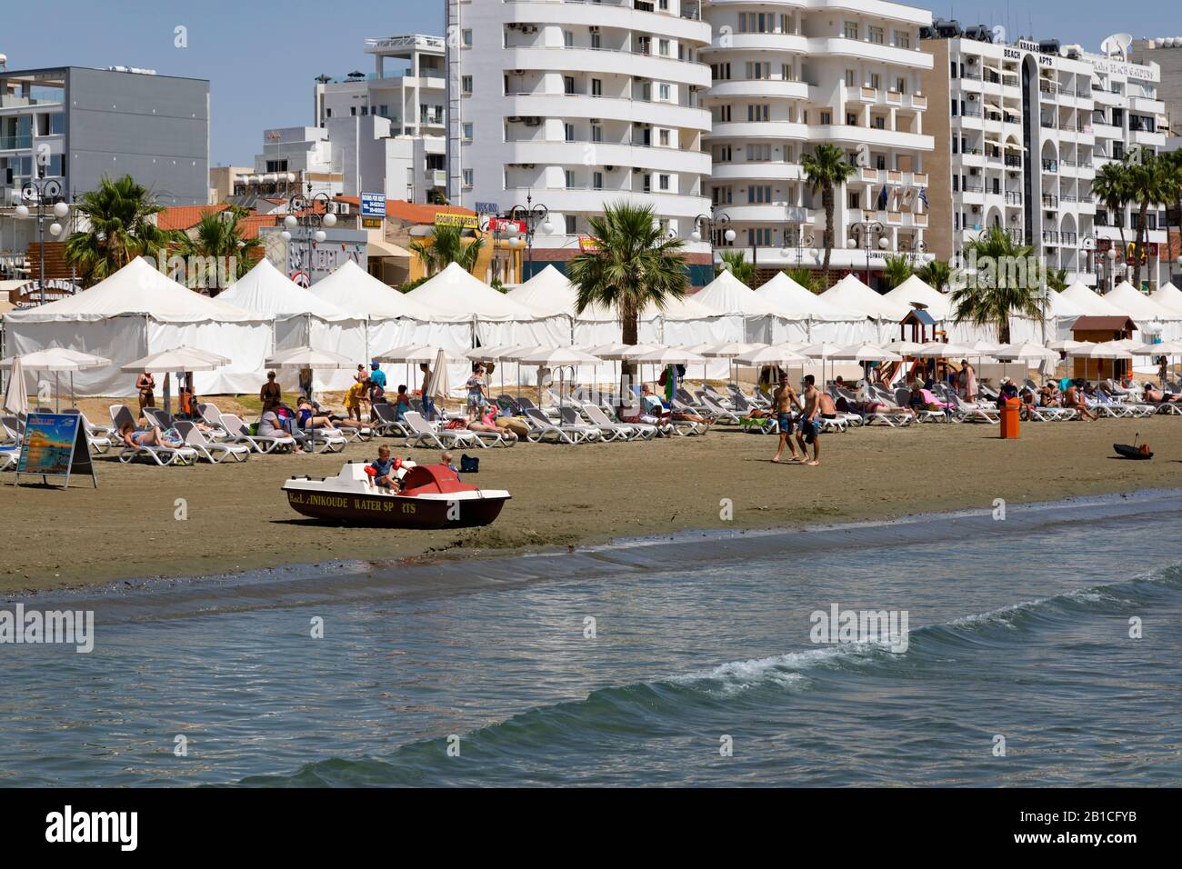 Finikoudes beach Banque de photographies et d’images à haute résolution ...
