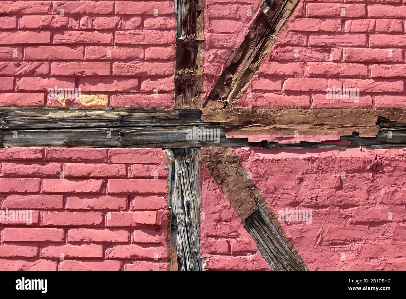 Briques craquelées rouge foncé fraîchement peintes endommagées ...