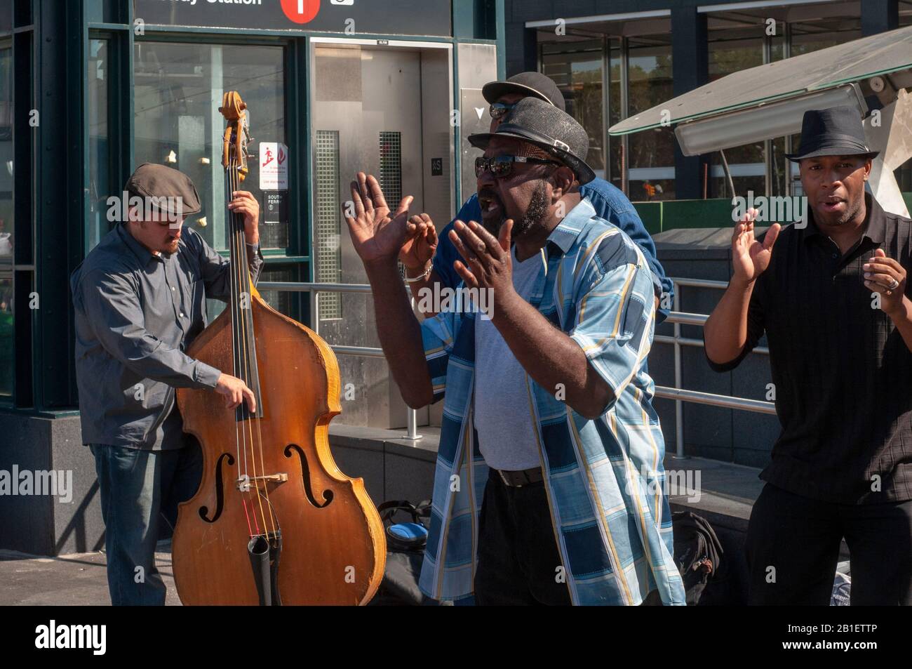 Un musicien de rue noir les gens jouant de la musique à South Ferry ...