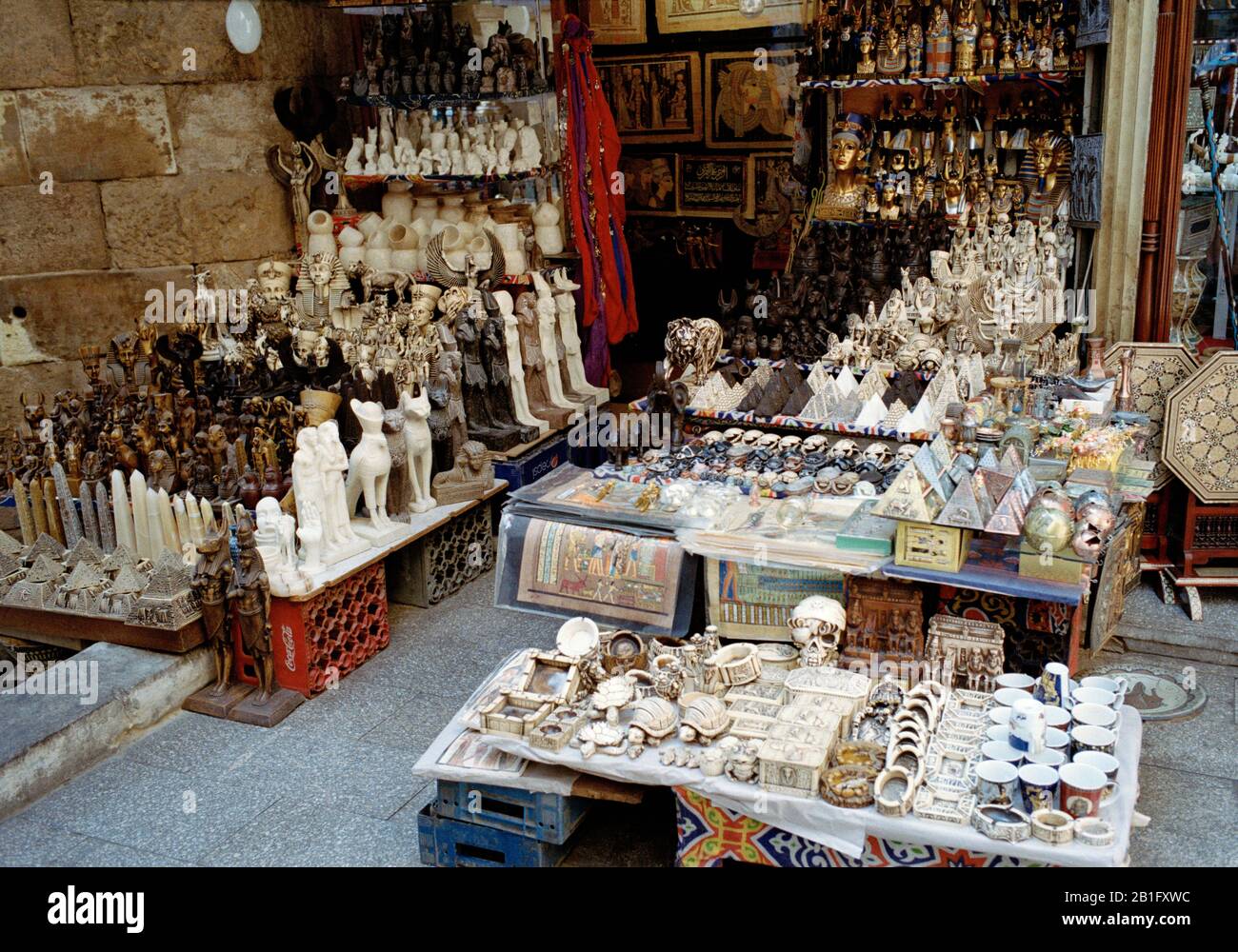 Marché touristique dans le bazar Khan Al-Khalili au Caire islamique en ...