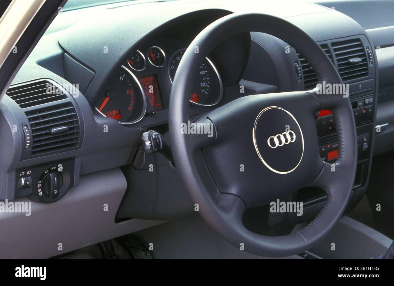 Tableau de bord audi a2 Banque de photographies et d’images à haute ...