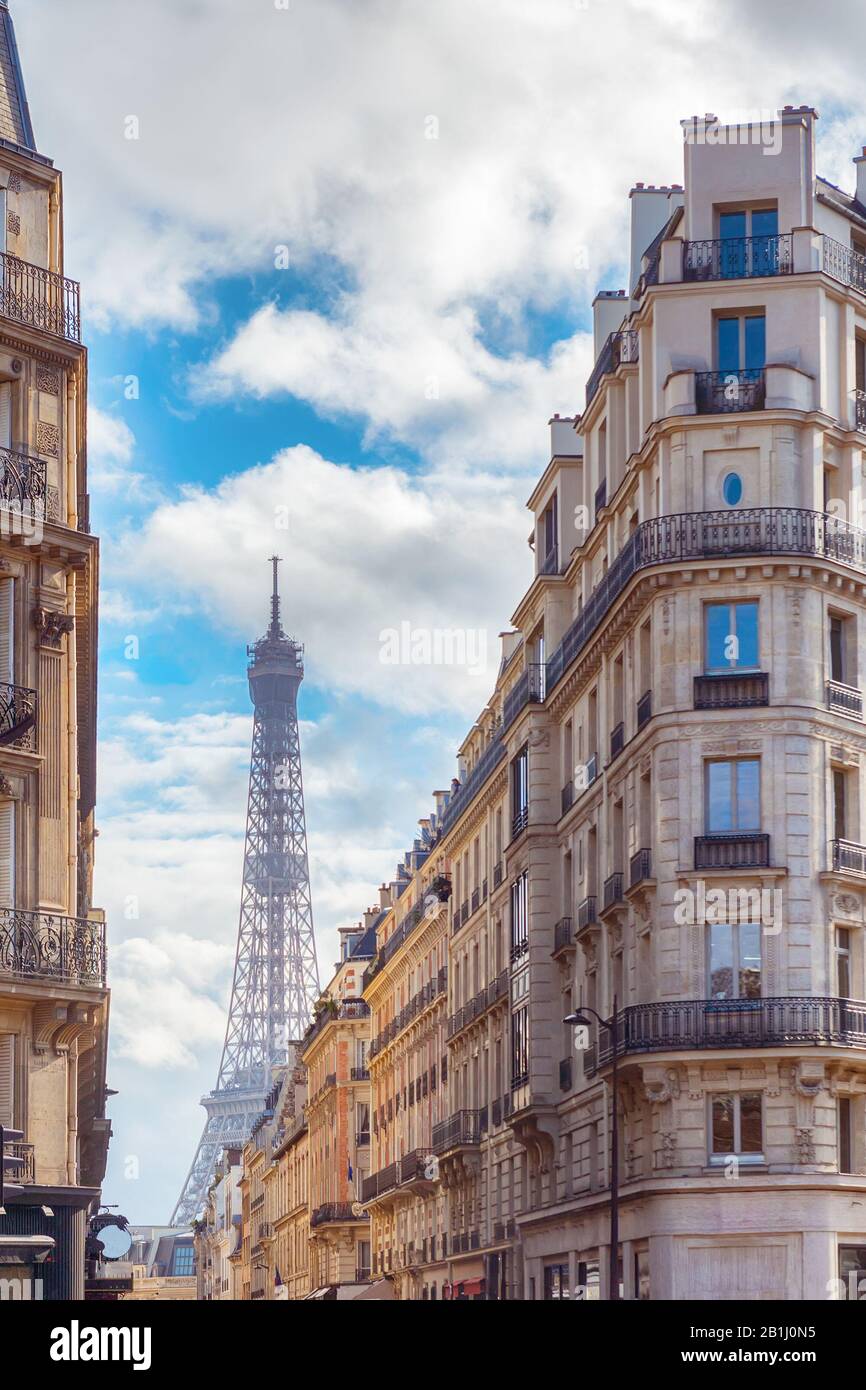 Une rue avec le bâtiment Hausmanian, menant à la Tour Eiffel, au centre ...